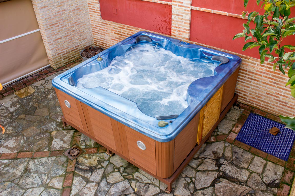 jacuzzi-exterior-casa-rural-las-herencias | Casa Rural Las Herencias